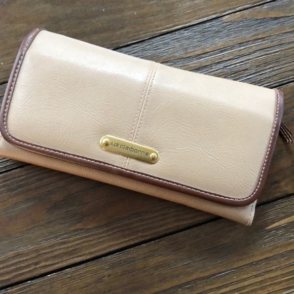 Liz Claiborne | Bags | Vintage Large Liz Claiborne Tanbwn Trifold ...